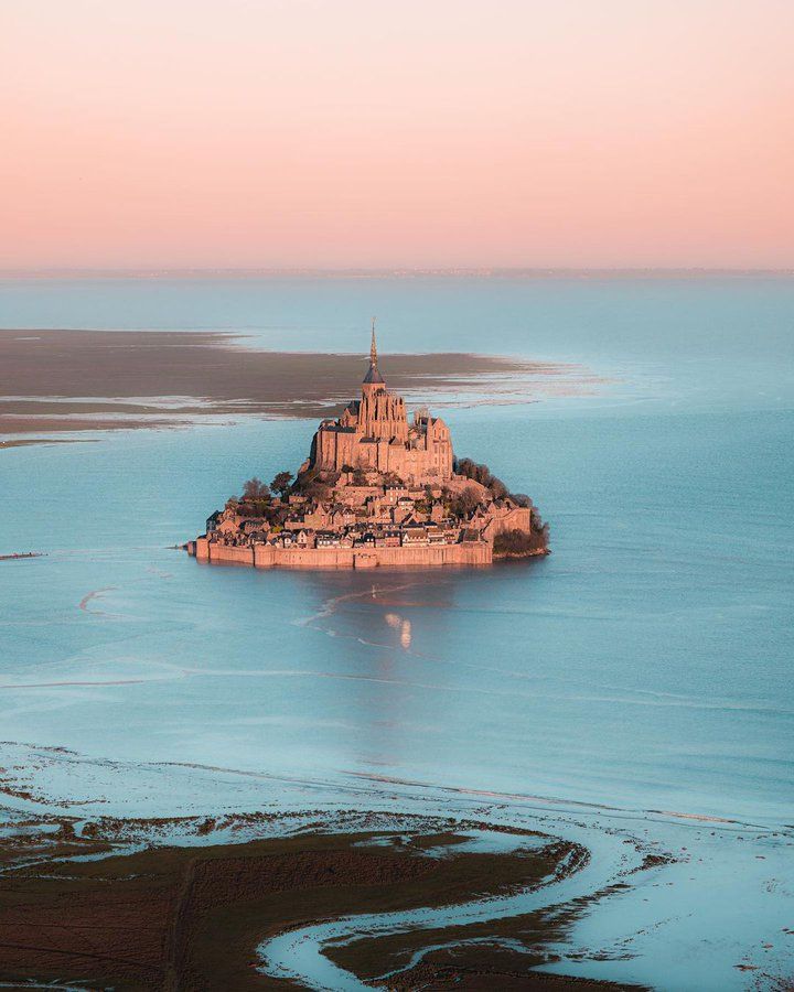 Les grandes marées transforment le Mont-Saint-Michel qui redevient une île, un événement rare